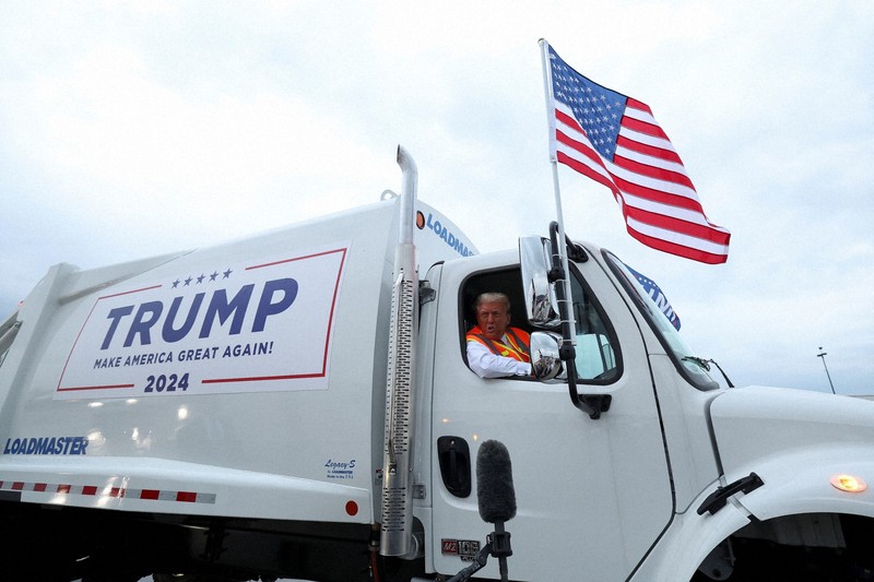 「私のごみ収集車はどうだい」と作業員を演じるトランプ氏 [写真特集8/8] | 毎日新聞