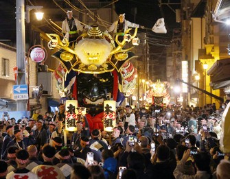 14 spectacular floats lit with lanterns parade in Japan's Karatsu ...