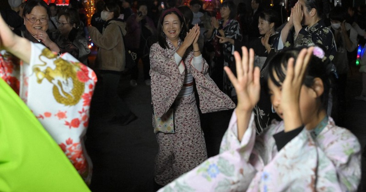 In Photos: Colorful 'dekotora' trucks light up Tokyo Bon dance festival - The Mainichi