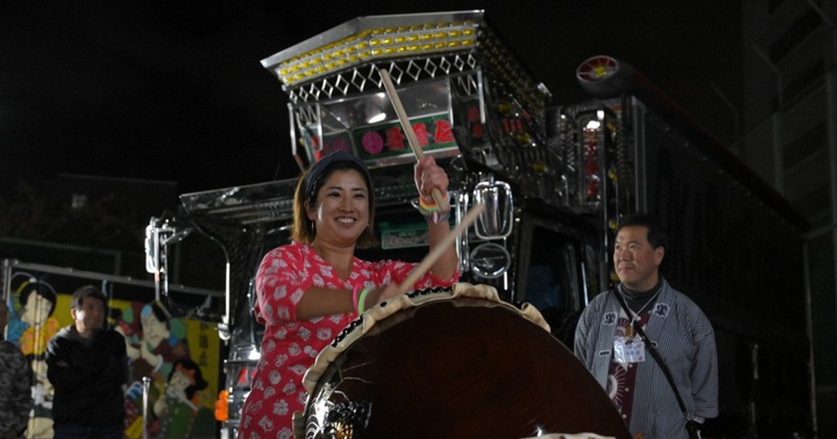 In Photos: Colorful 'dekotora' trucks light up Tokyo Bon dance festival - The Mainichi