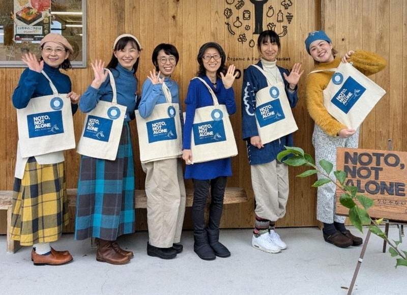 NOTO，NOT ALONE 能登は、ひとりじゃない 被災者勇気づけるロゴ 穴水出身デザイナー制作 ／石川 | 毎日新聞