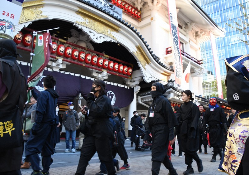 100 'ninja' visit tourist sites in central Tokyo - The Mainichi