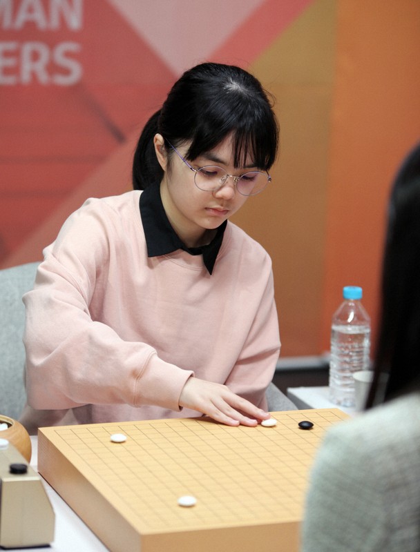 仲邑菫三段、女流国手戦第1局で敗れる 韓国主要タイトル挑戦2度目 [写真特集2/2] | 毎日新聞