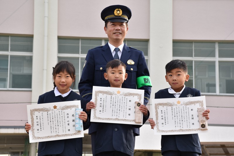 3 elementary students thanked by Osaka police for helping lost ...