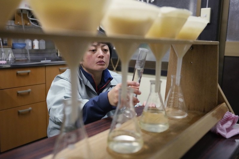 In Photos: A day in the life of a rare female sake-brewer in Japan ...