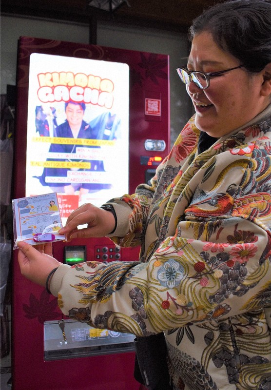 Getcha kimono here!: 'Gacha' vending machine offers tourists antique ...