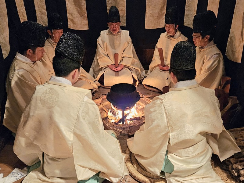 'Porridge ritual' at Japan Shinto shrine predicts state of society ...