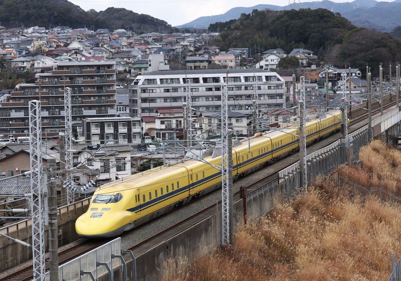 In Photos: Japan's 'Doctor Yellow' T4 track-testing shinkansen retires ...
