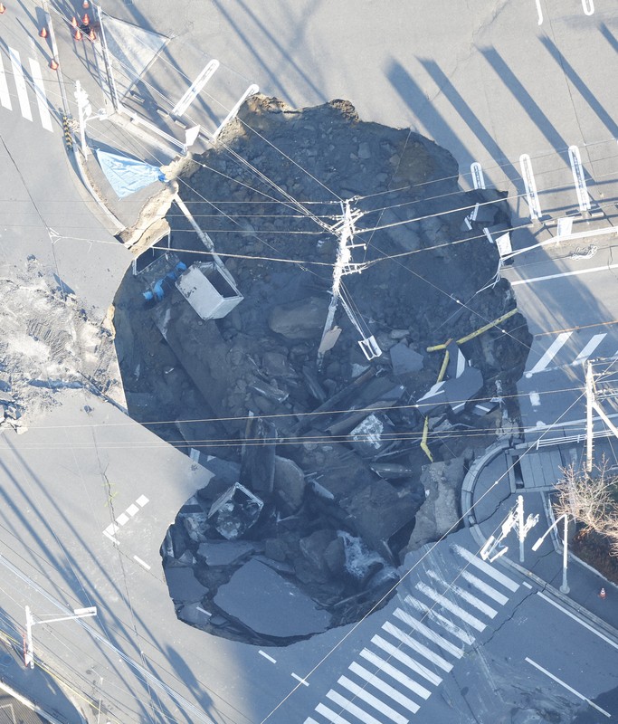 埼玉・八潮で道路陥没 [写真特集6/13] | 毎日新聞