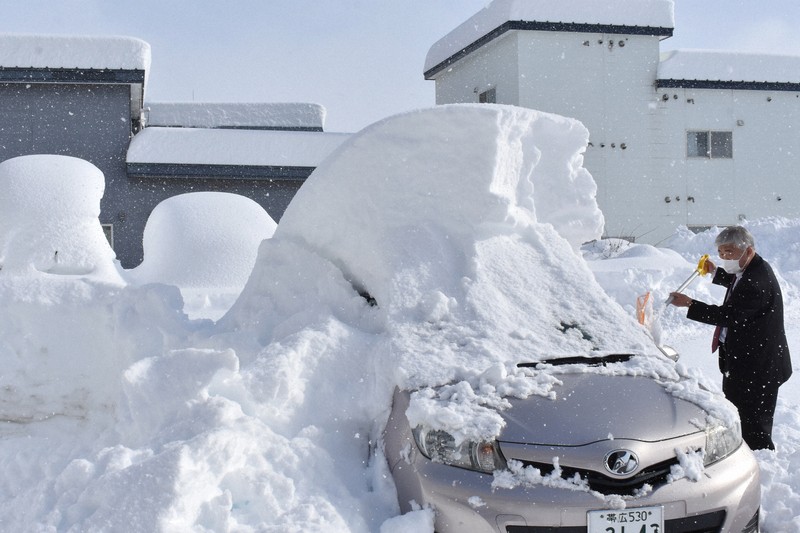 Parts of northern Japan see 1.2 meters of snow and more is falling ...