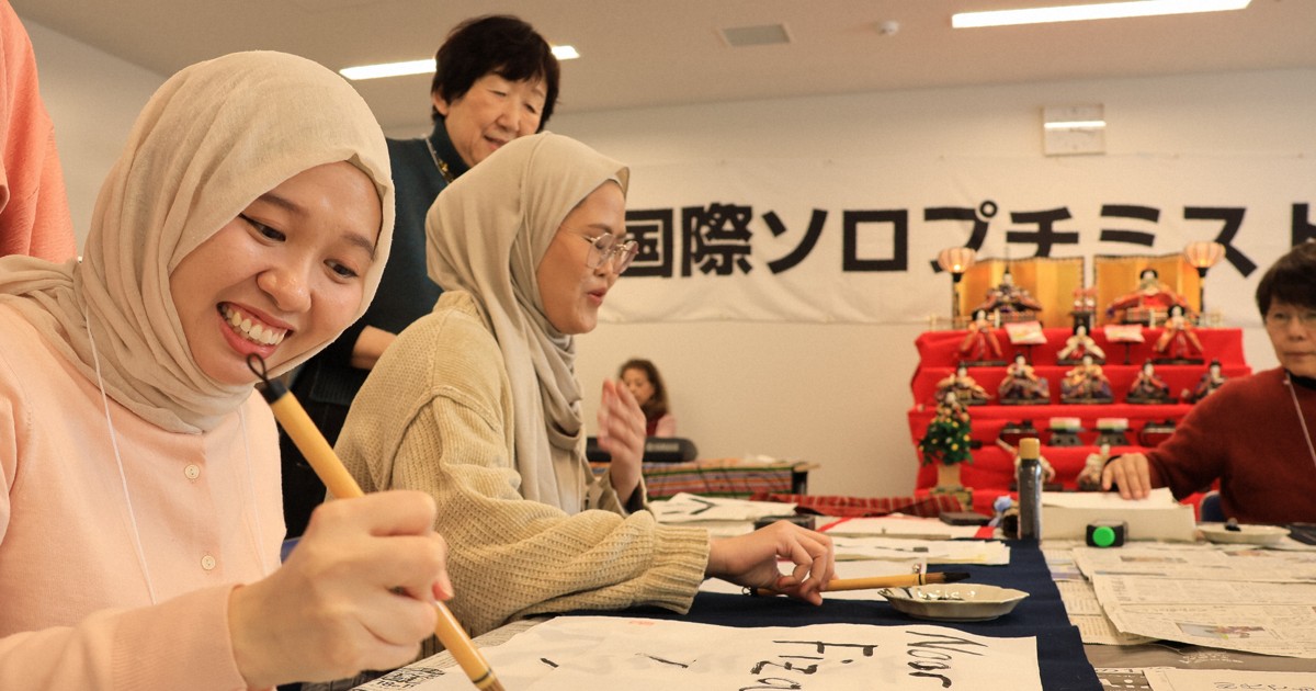 Int'l students, others enjoy Japanese culture at 'Girls' Day' event in ...