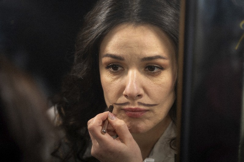 With most male actors at war, small Ukrainian theater reinvents itself ...