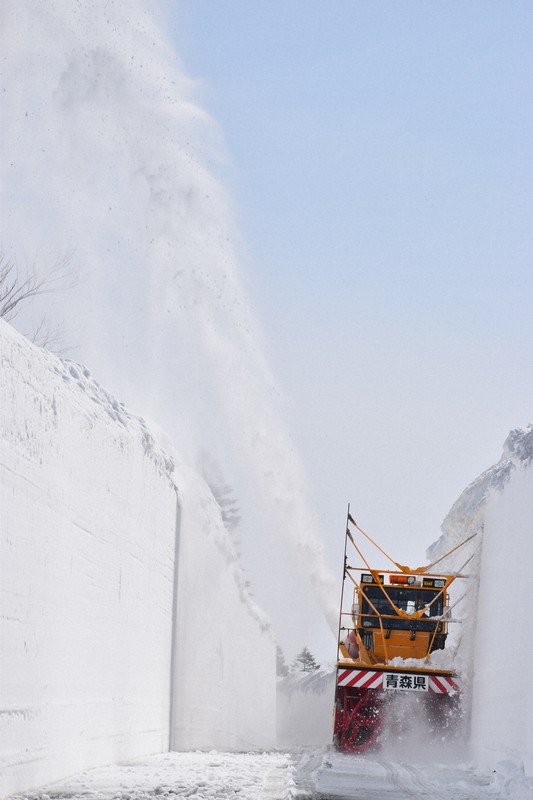 'Snow corridor' heralds spring as crews busily clear record fall in ...