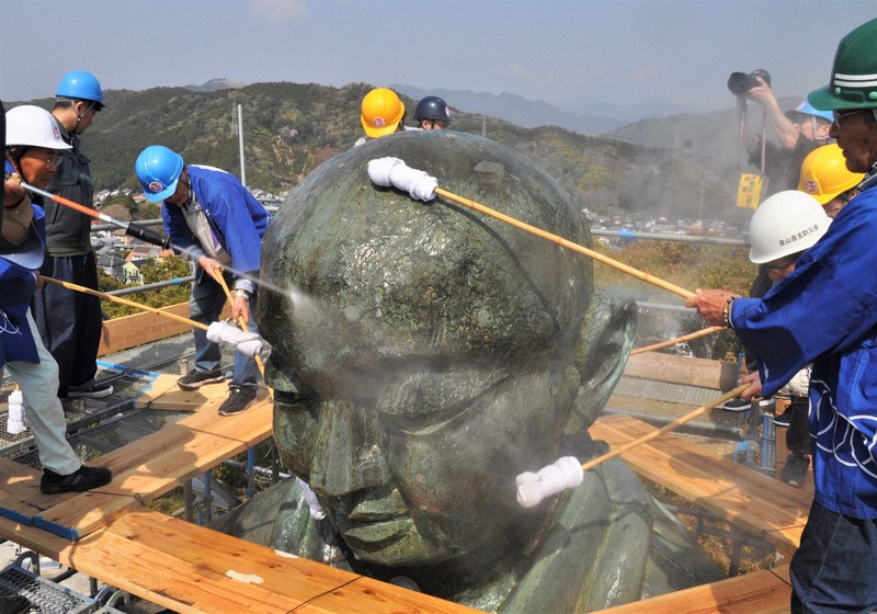 Easy Japanese news in translation: Huge statue cleaned at temple in ...