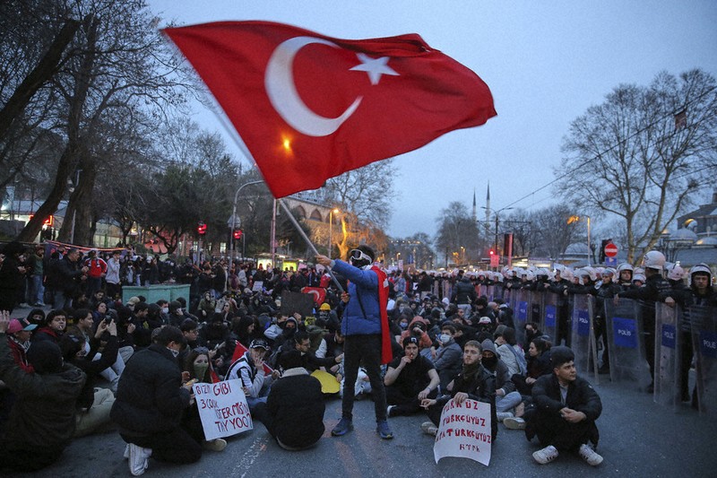 Facing a government crackdown on dissent, Turkey's protesters put aside ...