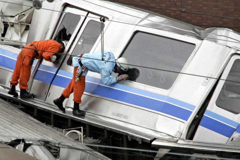 写真特集 JR福知山線脱線事故 [写真特集8/8] | 毎日新聞