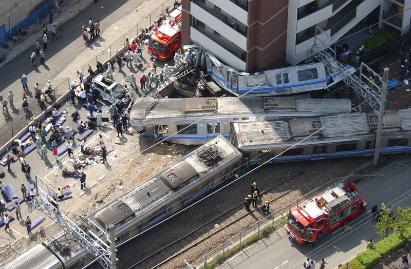 写真特集 JR福知山線脱線事故 [写真特集8/8] | 毎日新聞