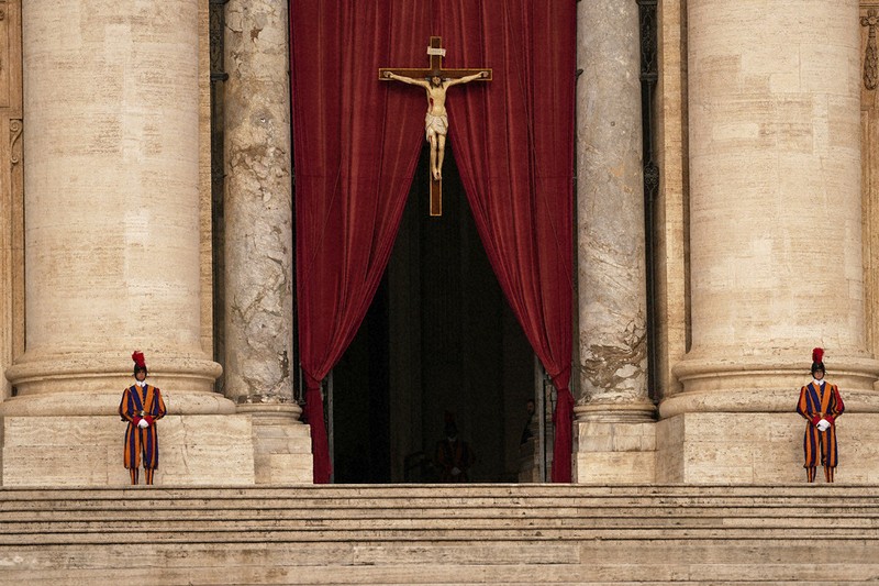 Bells toll as Pope Francis' body is transferred to St. Peter's Basilica ...
