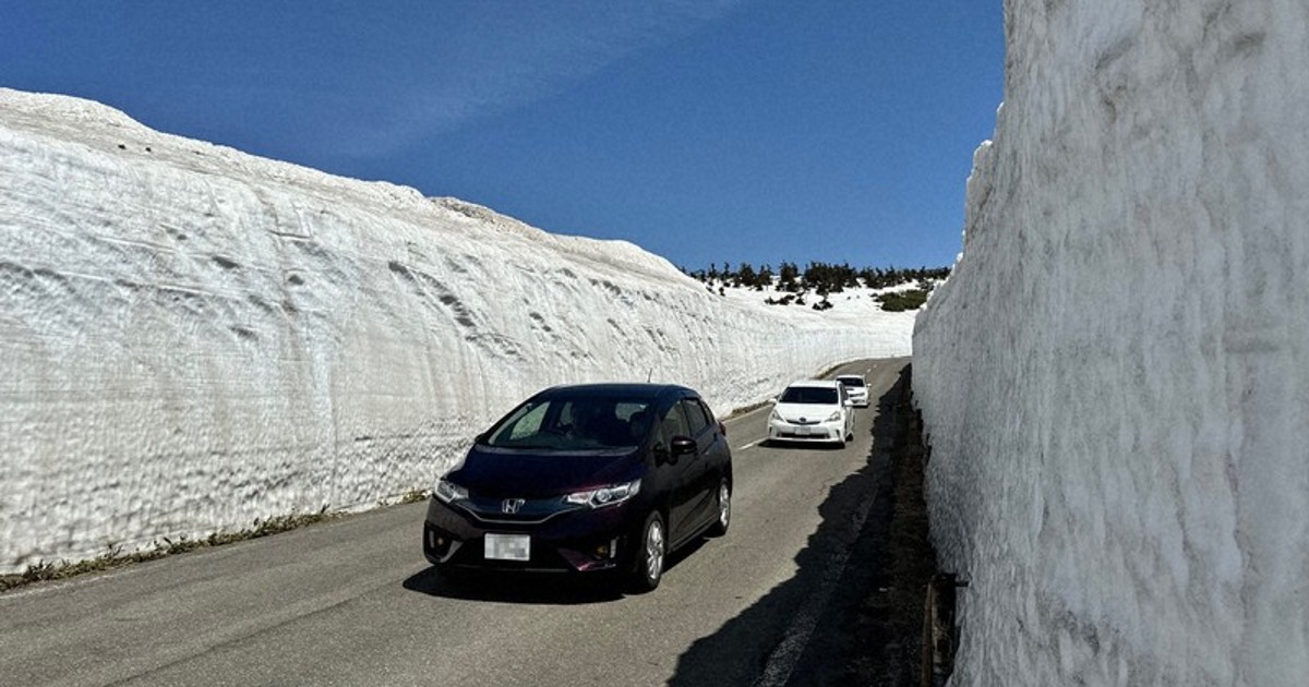In Photos: Tourists flock to massive 'snow corridor' along scenic road ...