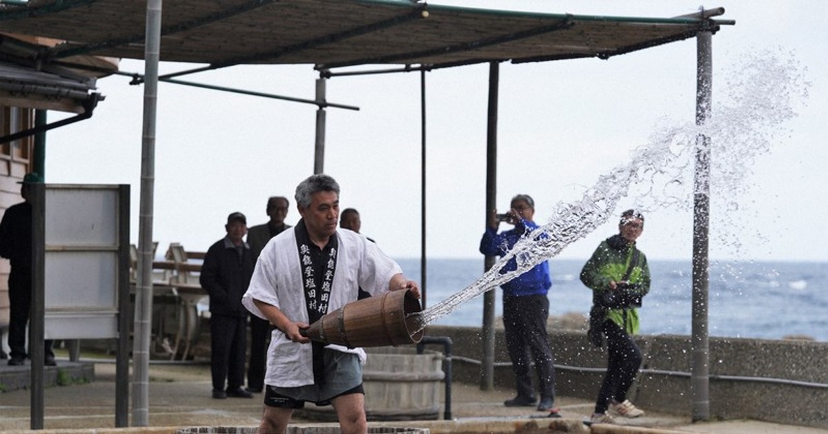 In Photos: Traditional salt making resumes in Japan's Ishikawa Pref ...