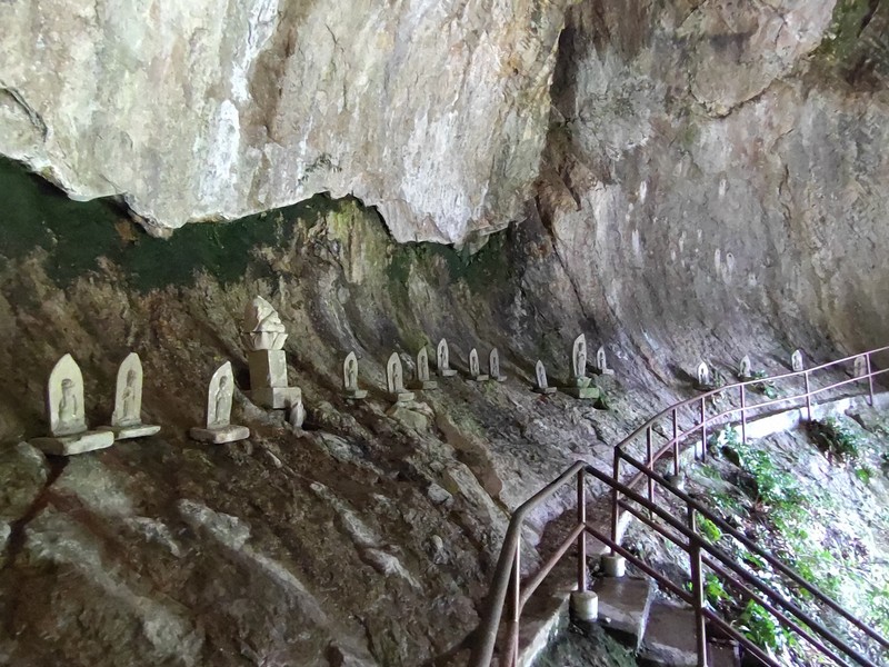 Cave mouth in Japan's Aichi Prefecture resembles giant cat, reminiscent ...