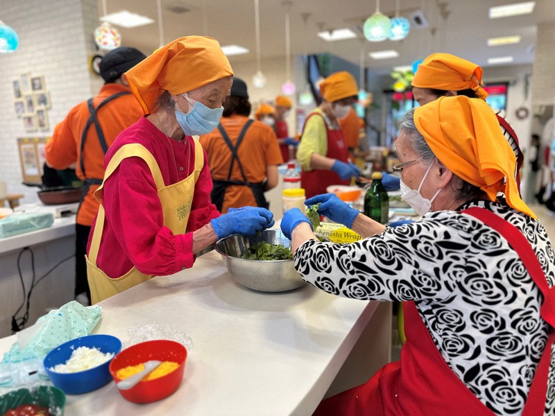 News in Easy English: Tokyo seniors have fun at day care cooking ...