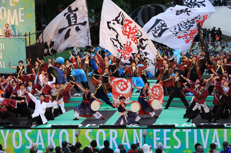 札幌初夏の風物詩・YOSAKOIソーラン祭りが開幕 [写真特集1/27] | 毎日新聞