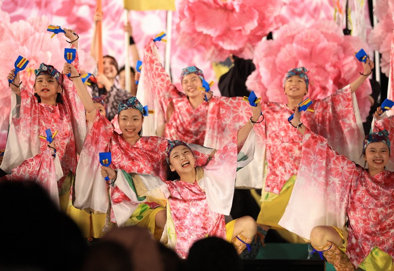 札幌初夏の風物詩・YOSAKOIソーラン祭りが開幕 [写真特集1/27] | 毎日新聞