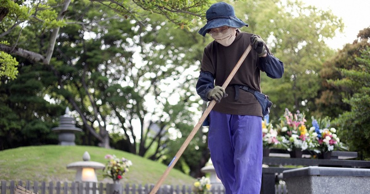 In Photos: Hiroshima woman keeps cleaning up area around memorial for A ...