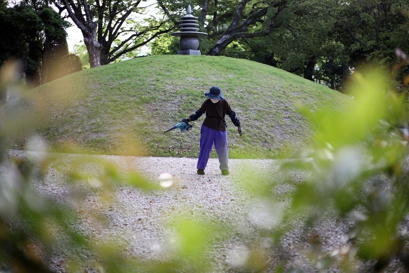In Photos: Hiroshima woman keeps cleaning up area around memorial for A ...
