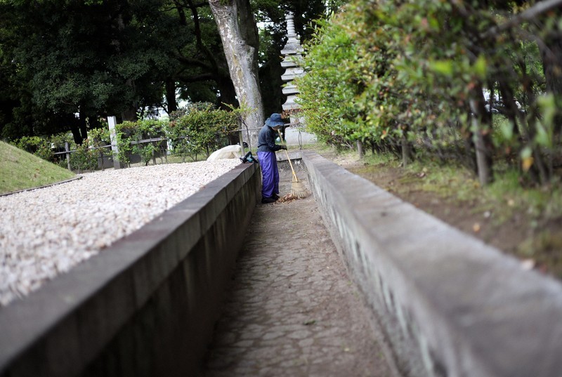 In Photos: Hiroshima woman keeps cleaning up area around memorial for A ...