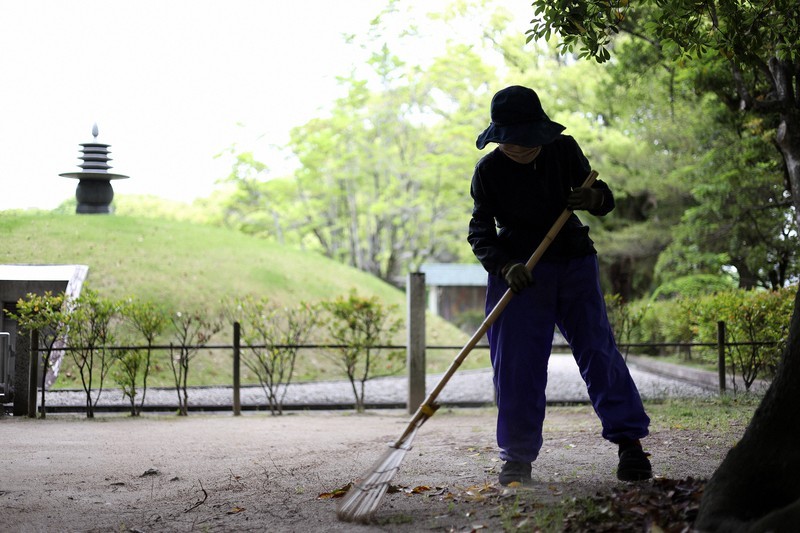 In Photos: Hiroshima woman keeps cleaning up area around memorial for A ...