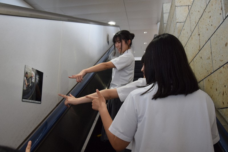 盗撮防止へ、駅エスカレーターの壁に鏡を設置 栃木県警が注意喚起 [写真特集3/6] | 毎日新聞