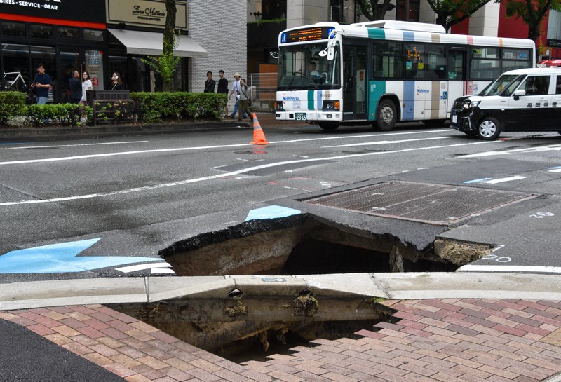 【陥没】道路がまた陥没 今日は福岡 [597533159]