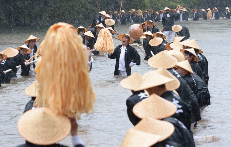 Japan's Ise Jingu shrine welcomes sacred wood for rebuilding divine ...