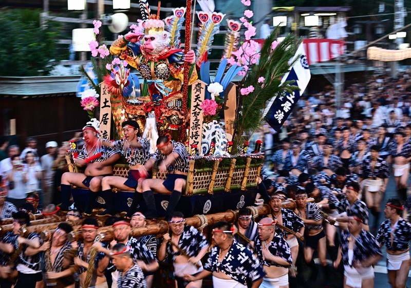 In Photos: Men dash through Fukuoka with huge floats at Hakata Gion ...