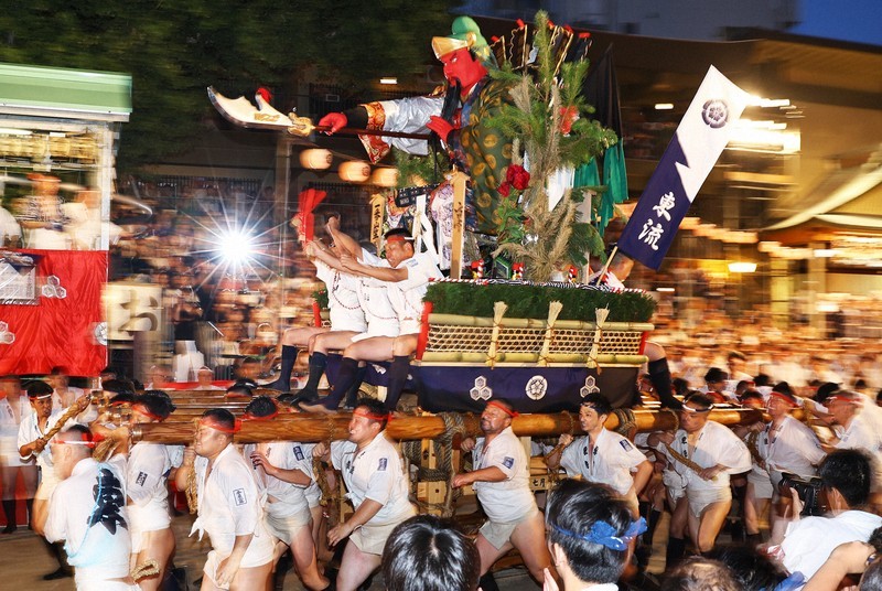 In Photos: Men dash through Fukuoka with huge floats at Hakata Gion ...