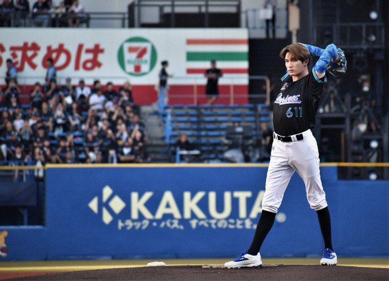 【写真でたっぷり】SixTONESのジェシーさん「キモティ～！」始球式 [写真特集1/10] | 毎日新聞