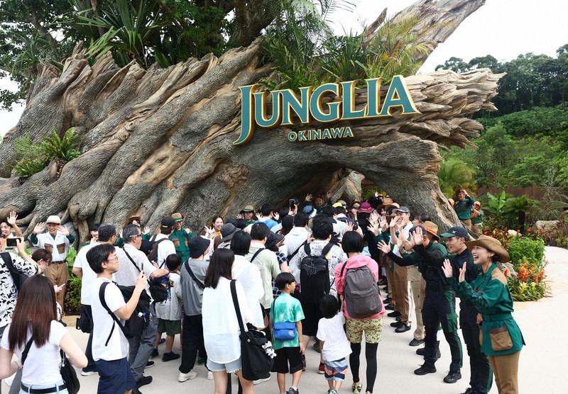 ジャングリア沖縄が開業 雨の中で行列 「大自然で開放感味わって」 | 毎日新聞
