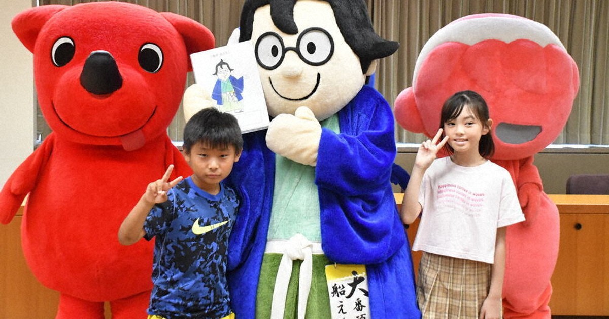 不遇の船橋市公認キャラ 船えもん、大番頭に抜てき 市役所で昇進式 ふなっしー「一緒に盛り上げまっしー」 ／千葉 | 毎日新聞