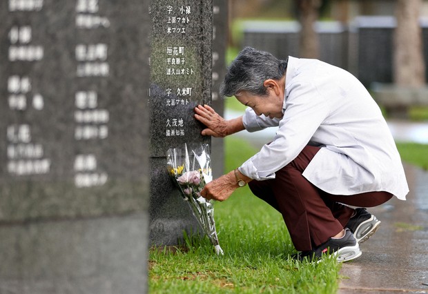 does tomoko kill herself