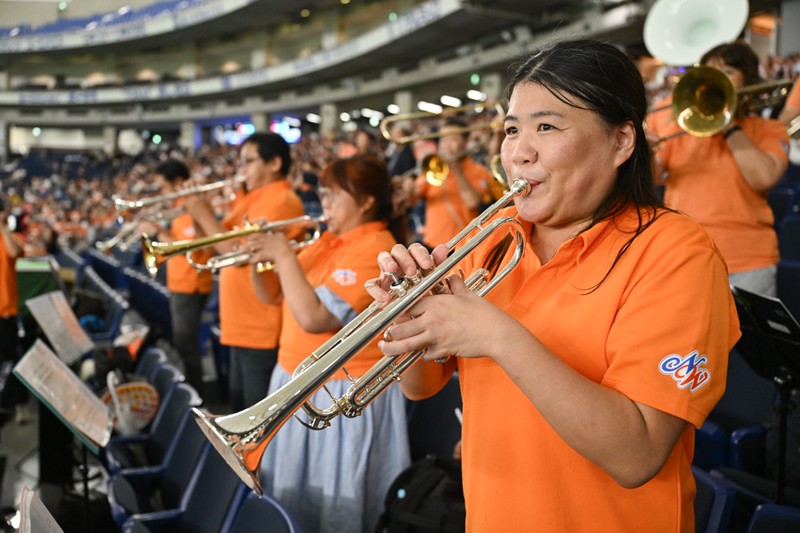 NTT西日本の応援団（準々決勝）都市対抗野球2025 [写真特集1/40] | 毎日新聞