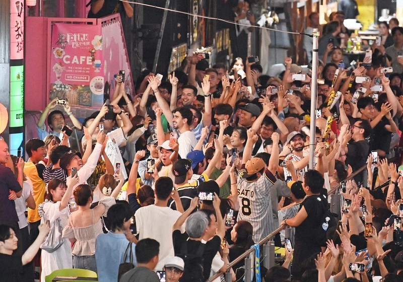 In Photos: Fans celebrate in Osaka after Tigers clinch Central League ...