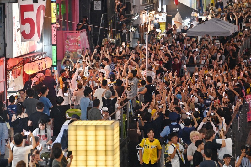 In Photos: Fans celebrate in Osaka after Tigers clinch Central League ...