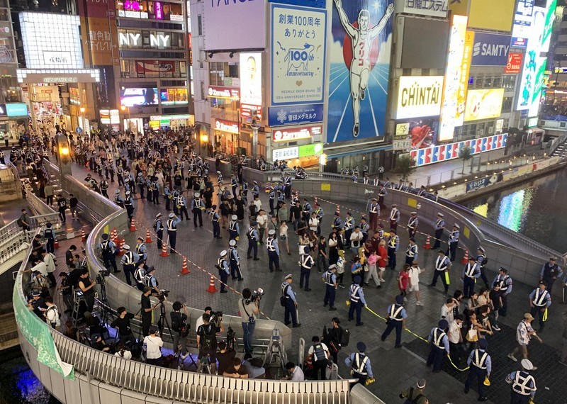 In Photos: Fans celebrate in Osaka after Tigers clinch Central League ...