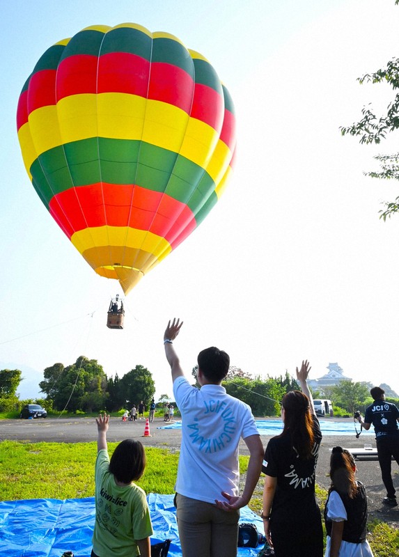 Easy Japanese news in translation: Locals enjoy hot air balloon ride in ...