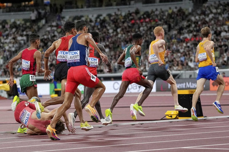【世界陸上】男子3000M障害で転倒続出 3組で世界記録保持者含む4人が転倒 途中棄権も 会場悲鳴（スポニチ） | 毎日新聞