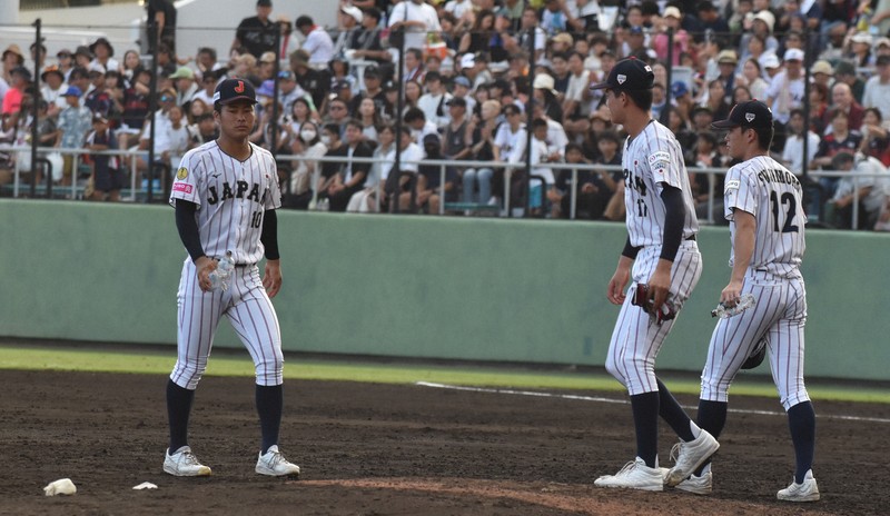 敗れた直後の日本代表、米国のボトル片付ける 野球U18W杯 | 毎日新聞