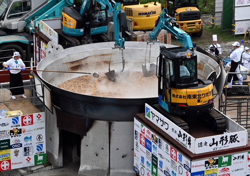 30,000 bowls of taro stew served at huge hot pot festival in Japan city ...