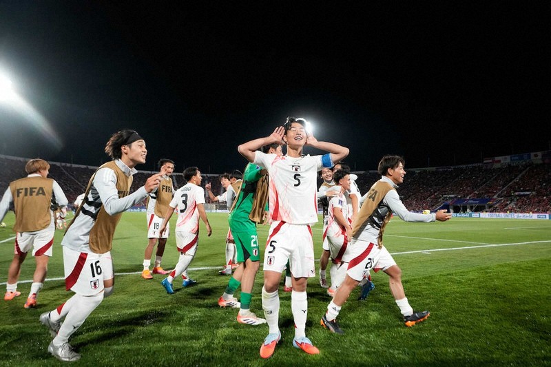 【U20W杯】日本が2連勝で決勝トーナメント一番乗り 主将DF市原PK2戦連発で開催国チリに2―0（スポニチ） | 毎日新聞